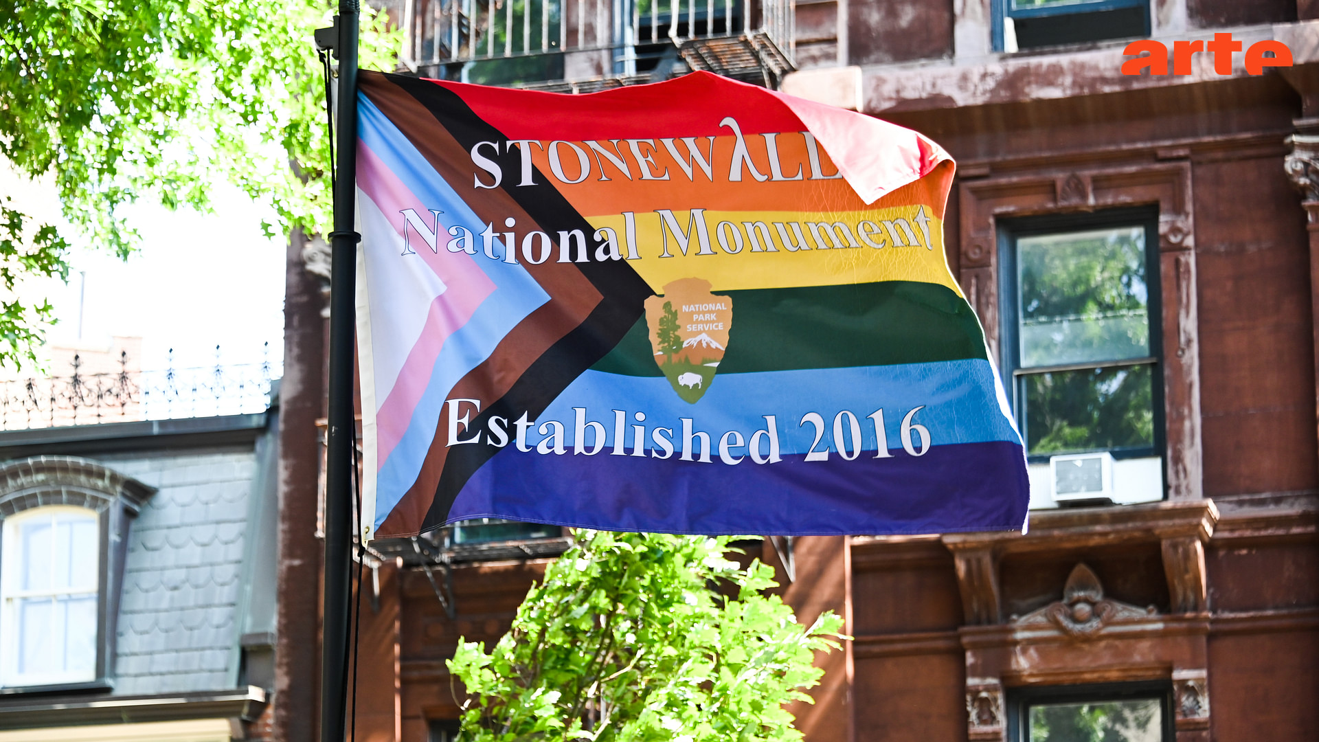 Mobilisation après le retrait du drapeau arc-en-ciel de Stonewall - 28 ...