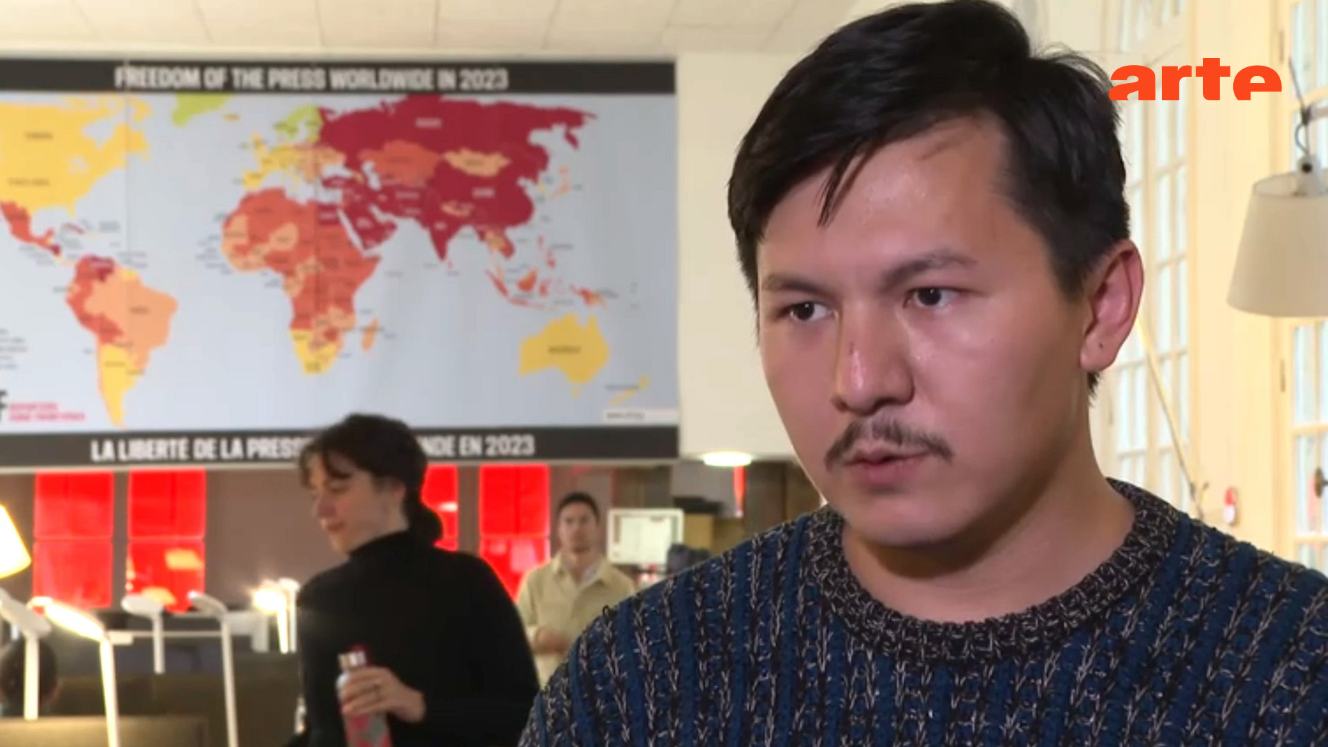 Après 284 jours de détention, Mortaza Behboudi enfin libre - Regarder ...