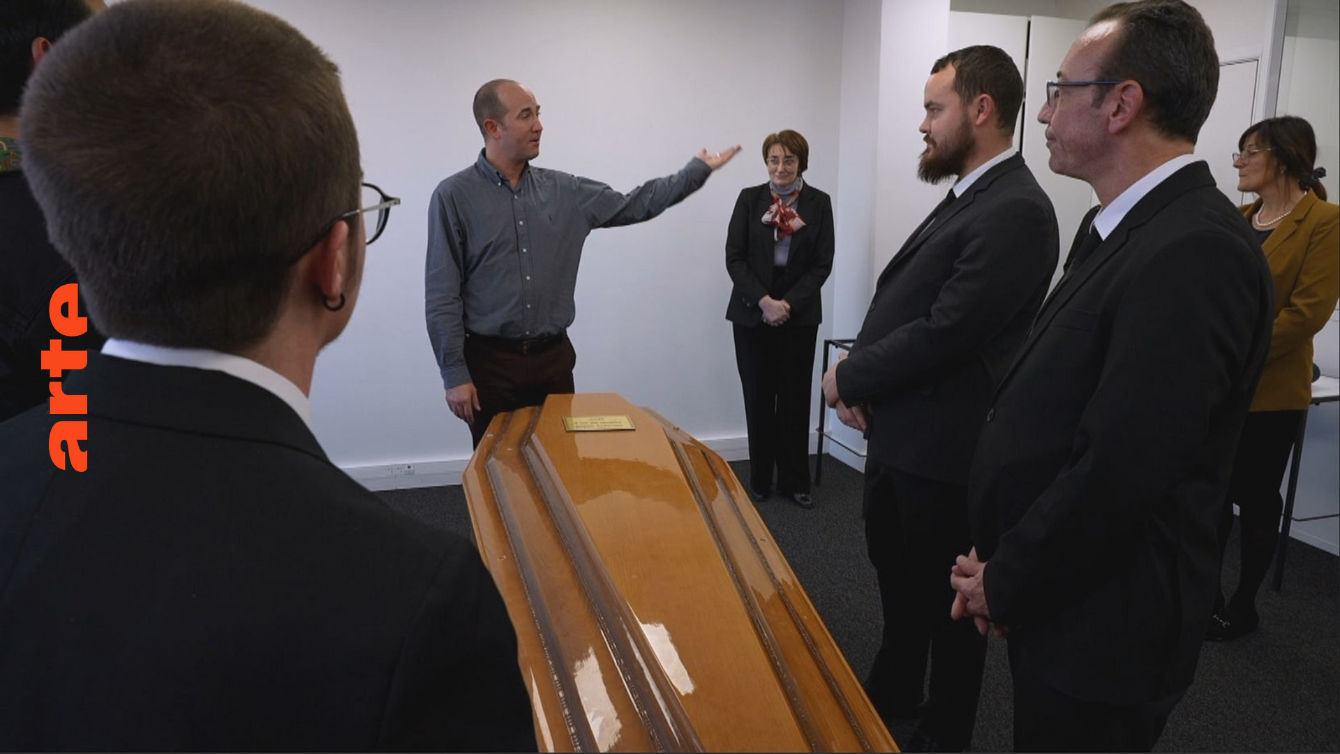 ARTE Regards - La mort est leur nouveau métier - Regarder le ...